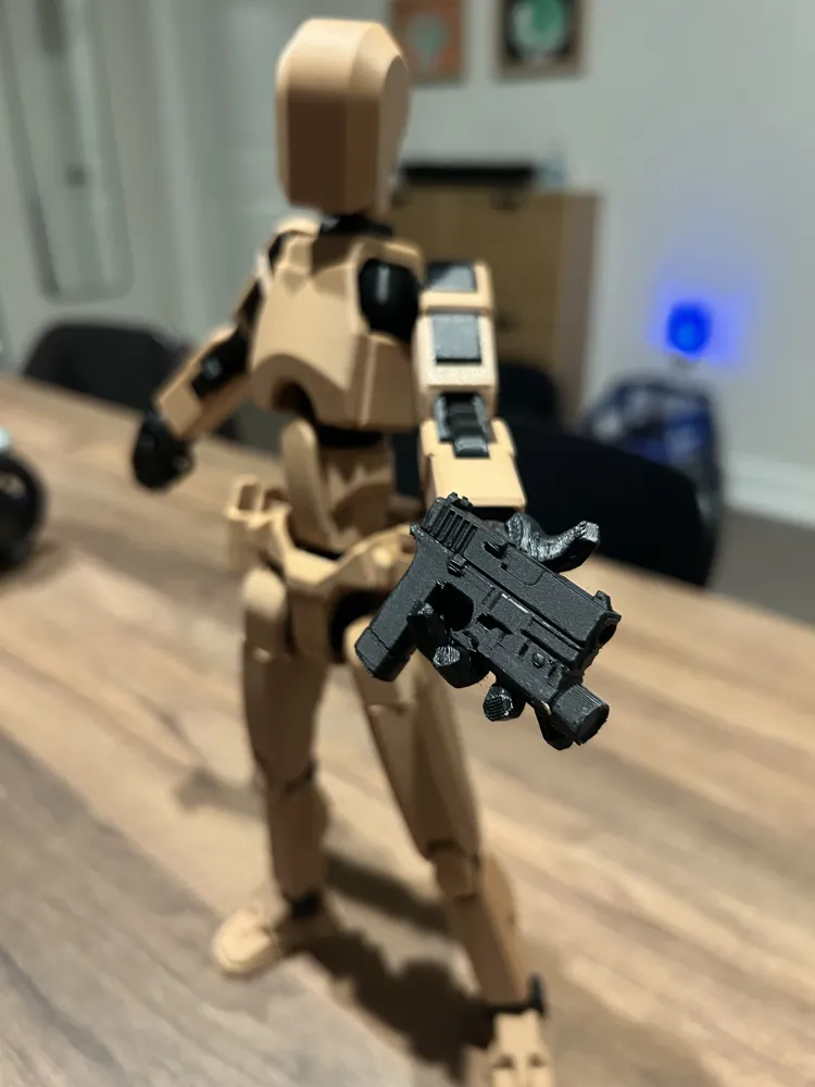 Dummy 13 现代手枪 来自 Humble Studio MakerWorld：免费下载 3D 模型