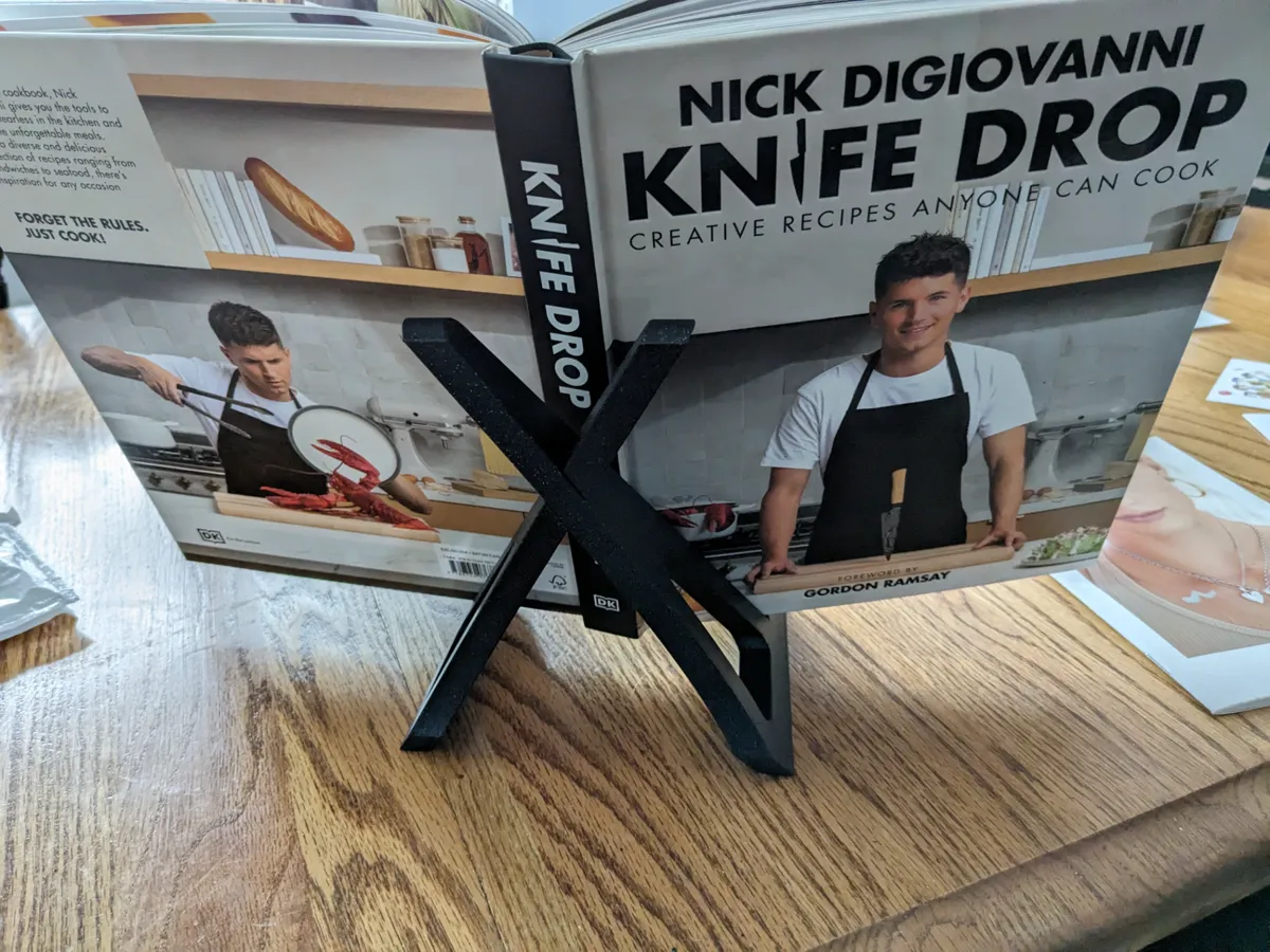 Elegant Book Stand by Cordilon Remixed by tyson.gibby MakerWorld: Download Free 3D Models