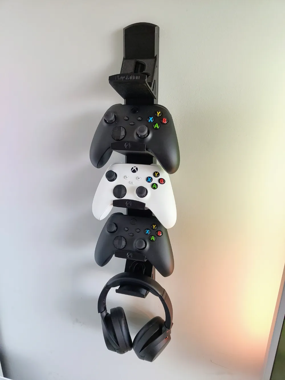 Playstation controller wall mount, stackable by Tassesin - MakerWorld