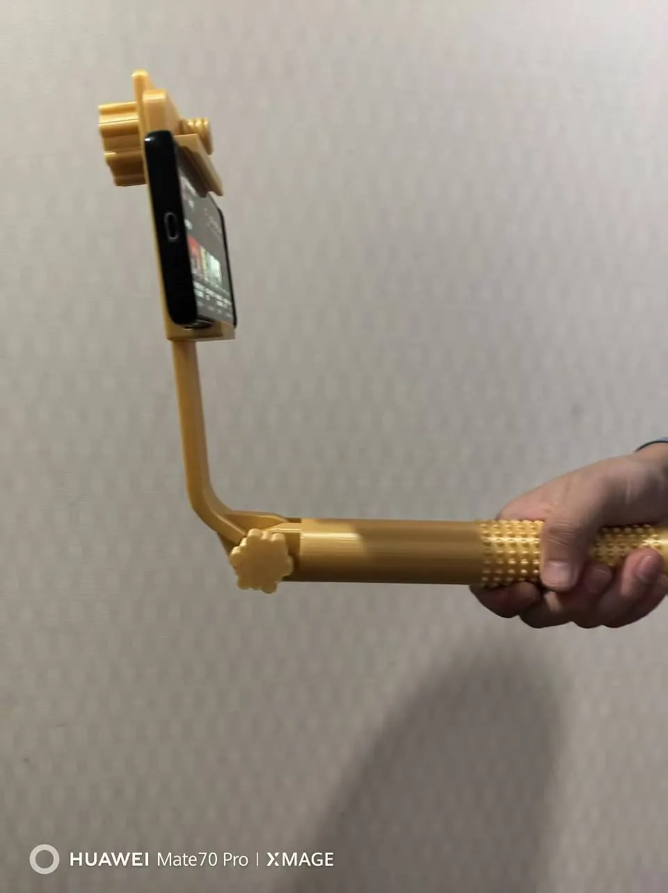 Angle-adjustable phone stabilizer for stair climbing and brisk walking ...