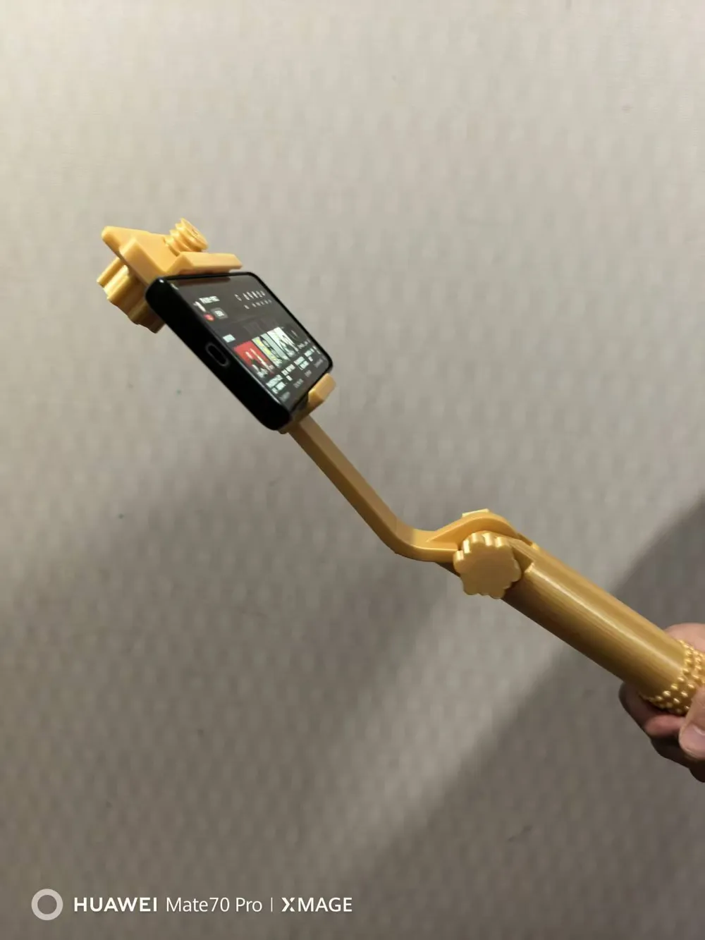 Angle-adjustable phone stabilizer for stair climbing and brisk walking ...