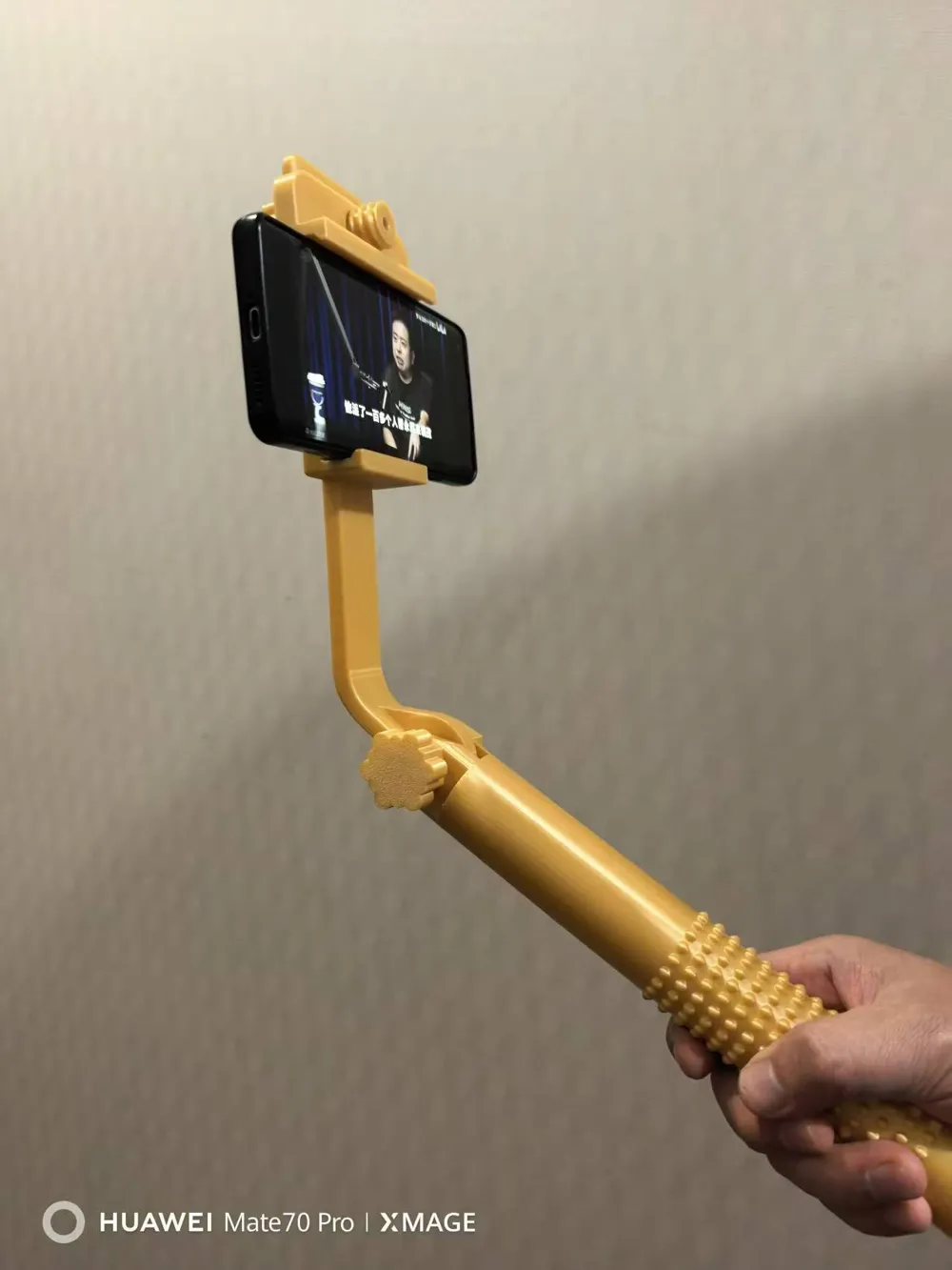 Angle-adjustable phone stabilizer for stair climbing and brisk walking ...