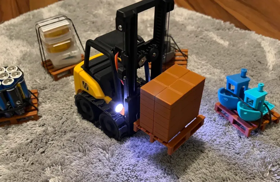 CyberBrick Forklift Pallet with Filament Boxes by tree MakerWorld ...