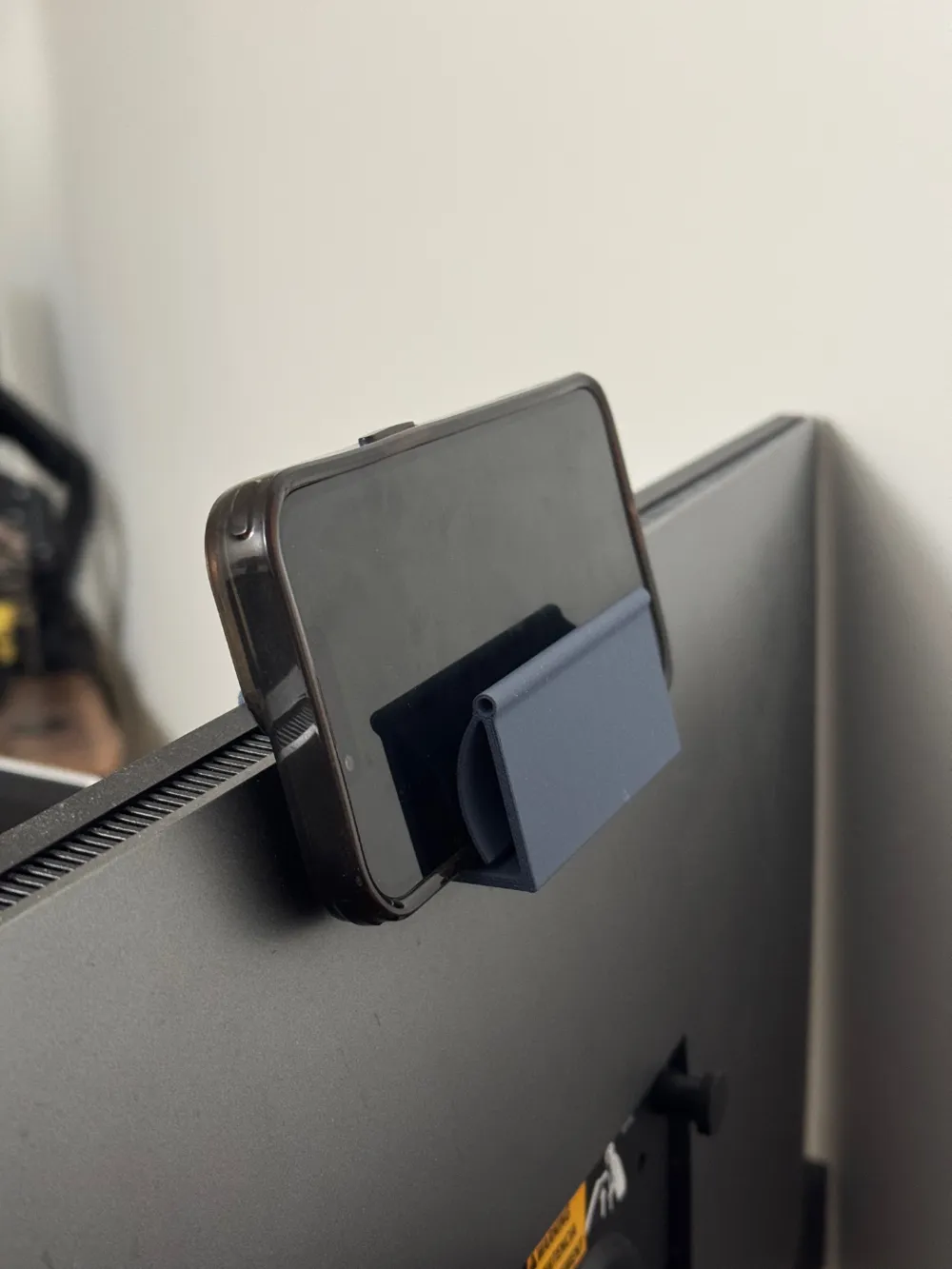 iPhone Continuity Camera Mount for Monitors V2 by Erubesu Design ...