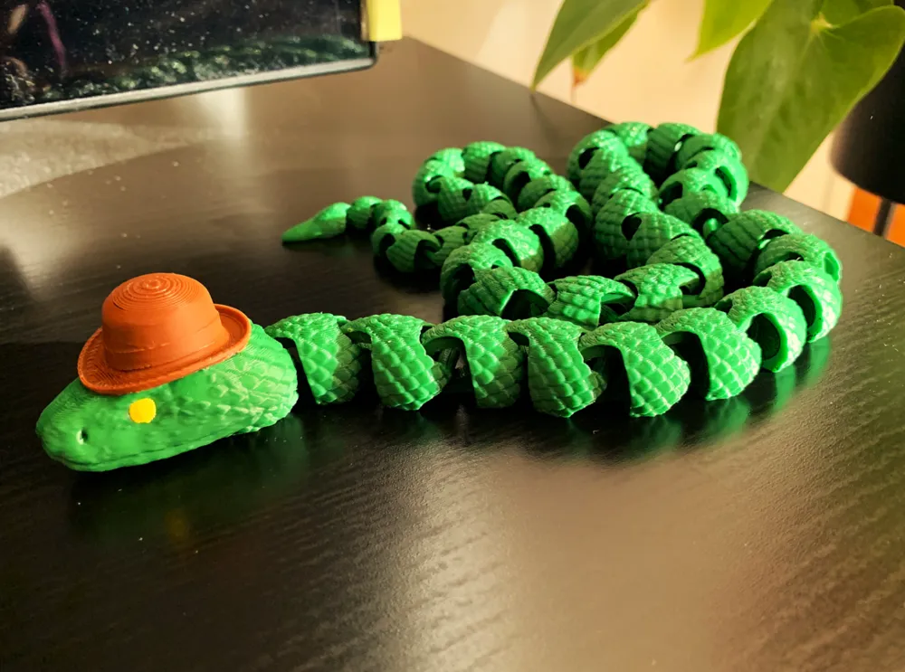 Flexible Snake with Hat by Xeraj - MakerWorld