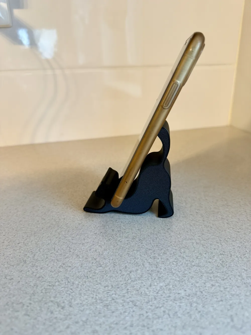 Cat-shaped phone holder V1 - Free 3D Print Model - MakerWorld