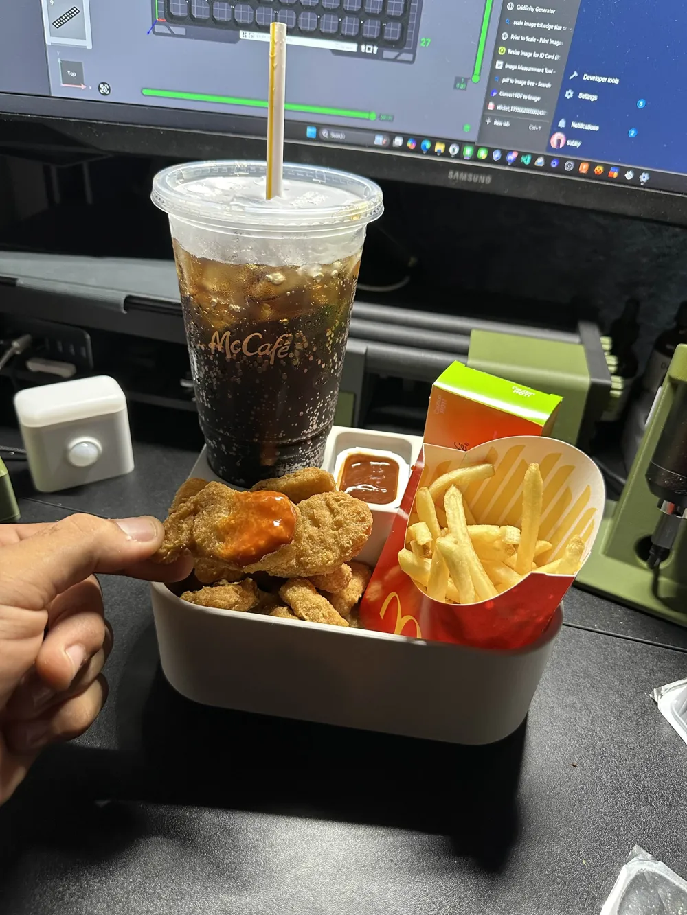 Snack Tray v2 – Double Cup Holders + Sauce Cubby by Grafted3D MakerWorld: Download Free 3D Models