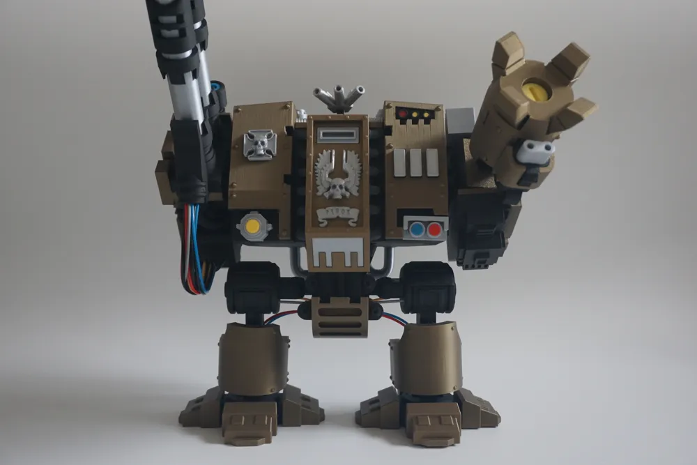 Um Bob Esponja robô mecha segurando uma arma - Modelo gratuito para ...