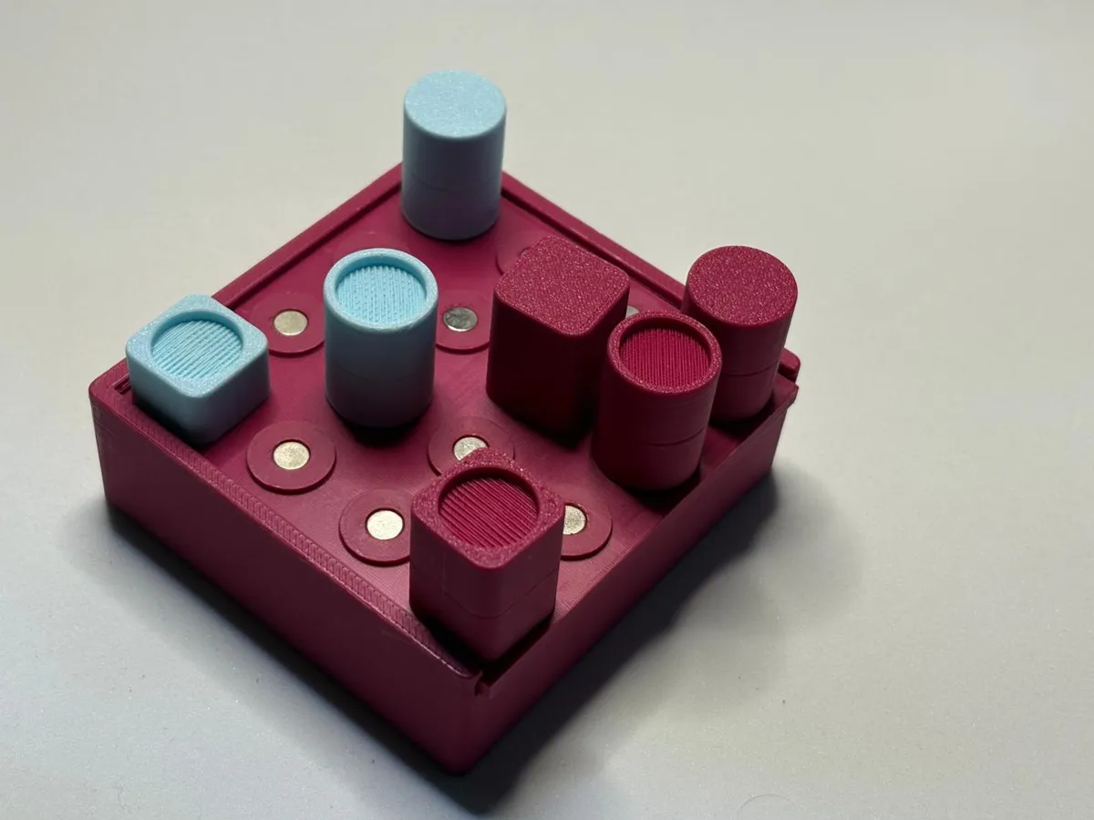 Quatro logic portable mini board game - Free 3D Print Model - MakerWorld