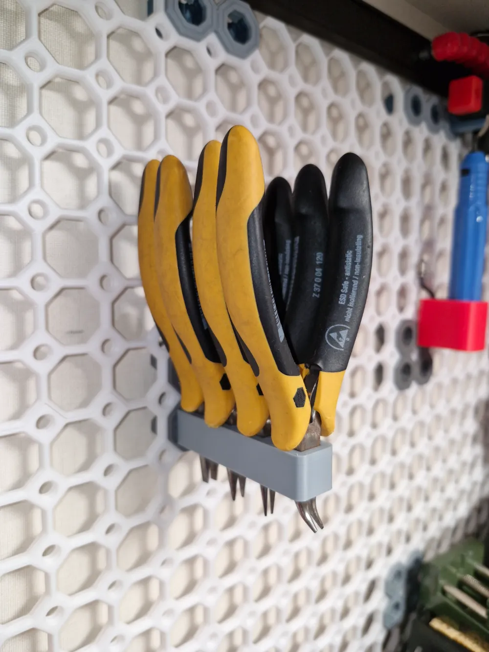 WIHA Professional ESD Pliers Holder for Multiboard by ElektroQuark - MakerWorld