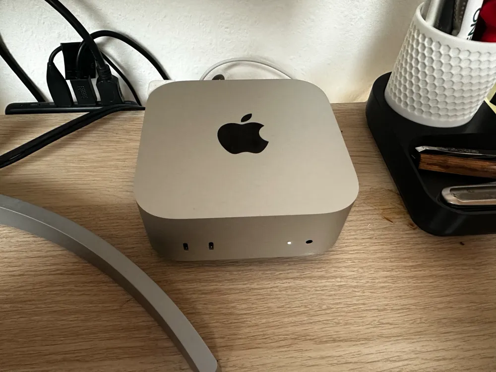 Mac mini M4 Stand with Power Switch by MurcDeBurgh - MakerWorld