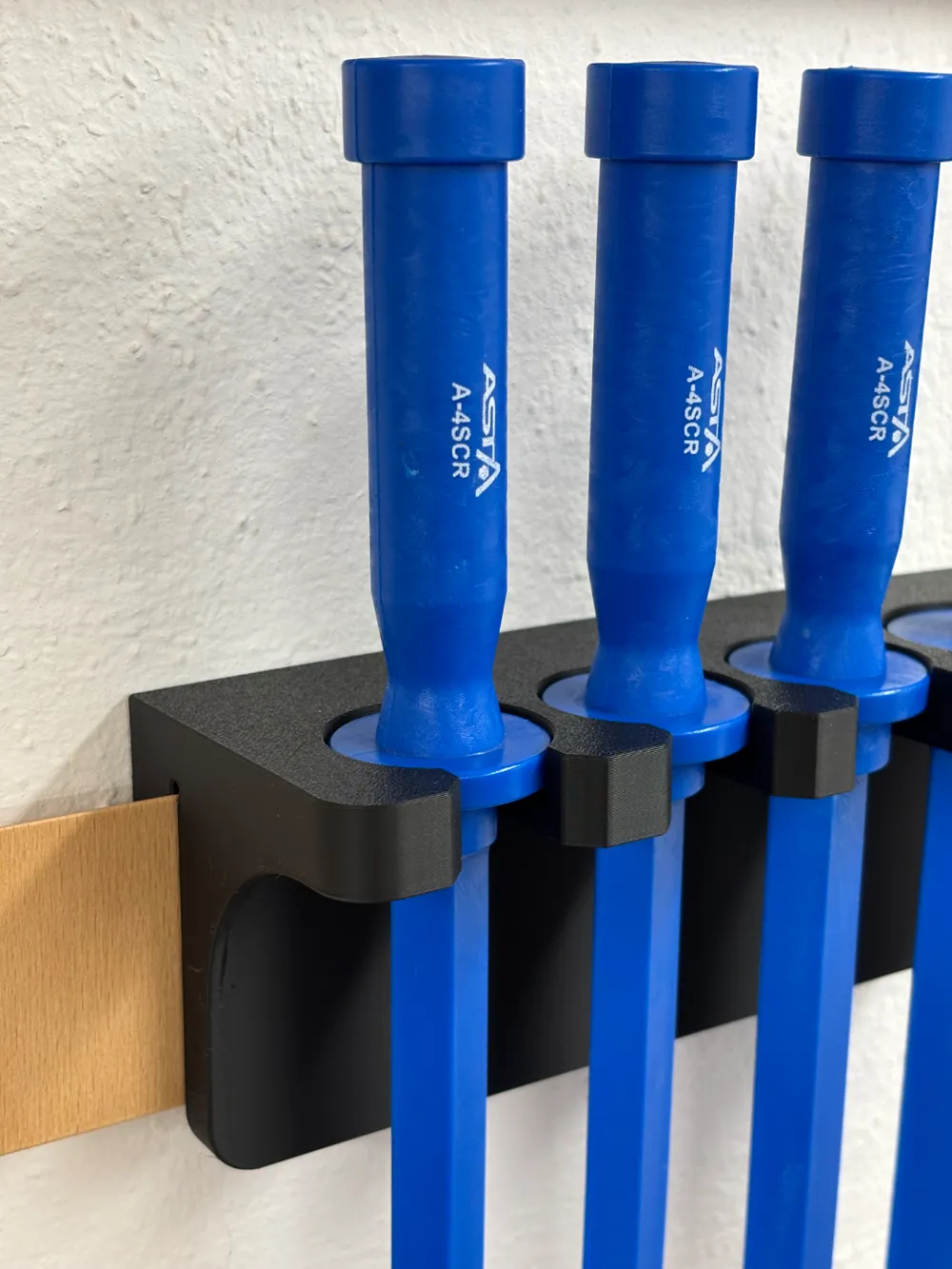 French cleat holder for plastic chisels by alejepa - MakerWorld