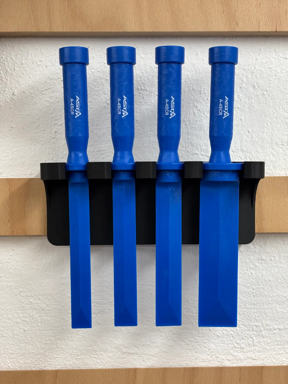 French cleat holder for plastic chisels by alejepa - MakerWorld