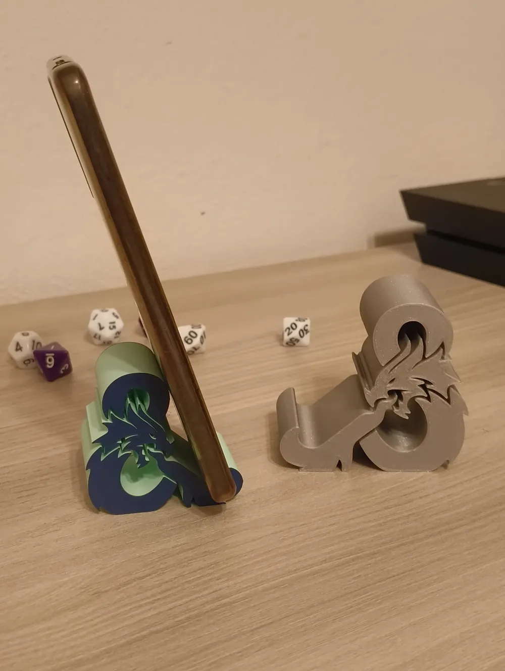 DnD phone stand/tablet holder by Calcetin - MakerWorld