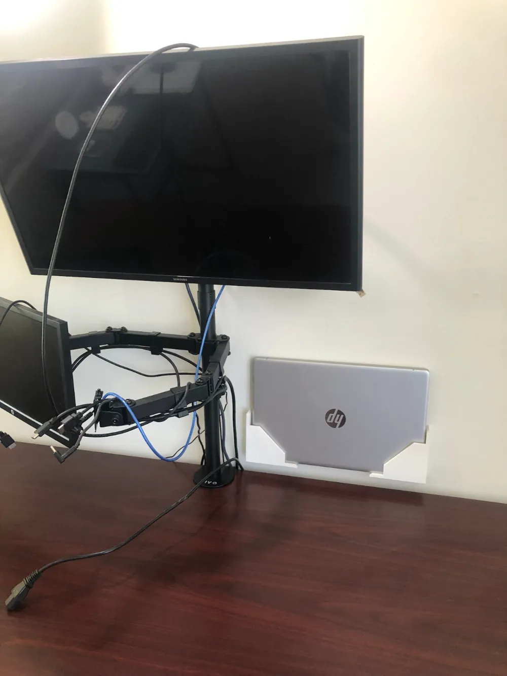 Laptop Wall Mount by Parmajon3 - MakerWorld
