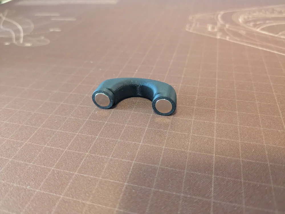 Small Magnets Cable Management Arch by mikeelikesit - MakerWorld