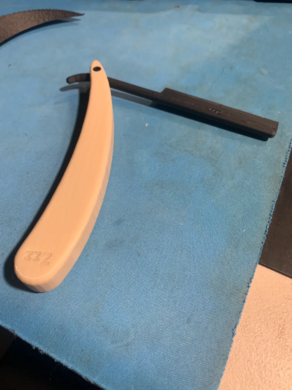 Straight Razor Prop - Handle & Blade by Zzz3DSelkirk - MakerWorld