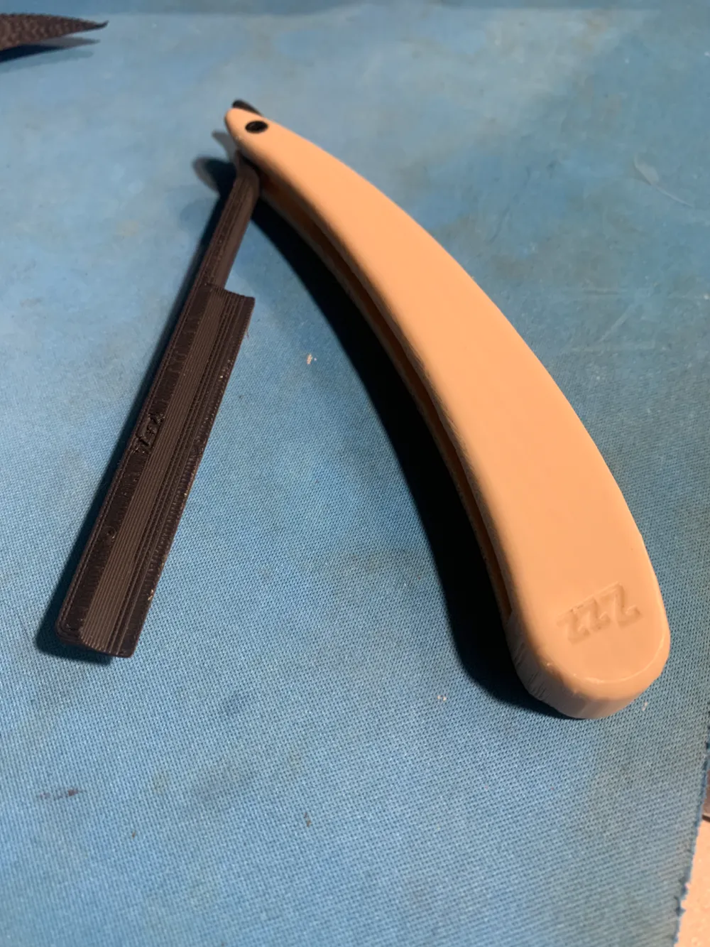 Straight Razor Prop - Handle & Blade by Zzz3DSelkirk - MakerWorld