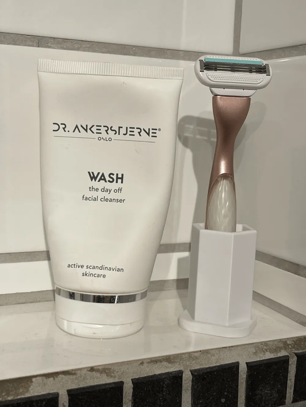 Razor Holder for Bathroom/Shower by BambiLab22 - MakerWorld