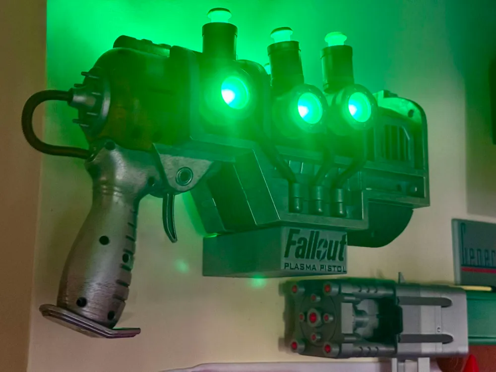 Fallout Plasma Pistol & Rifle Wall Mount - Free 3D Print Model - MakerWorld