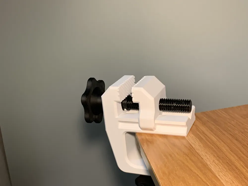 Small Vise (No Hardware Required) by Ms - MakerWorld