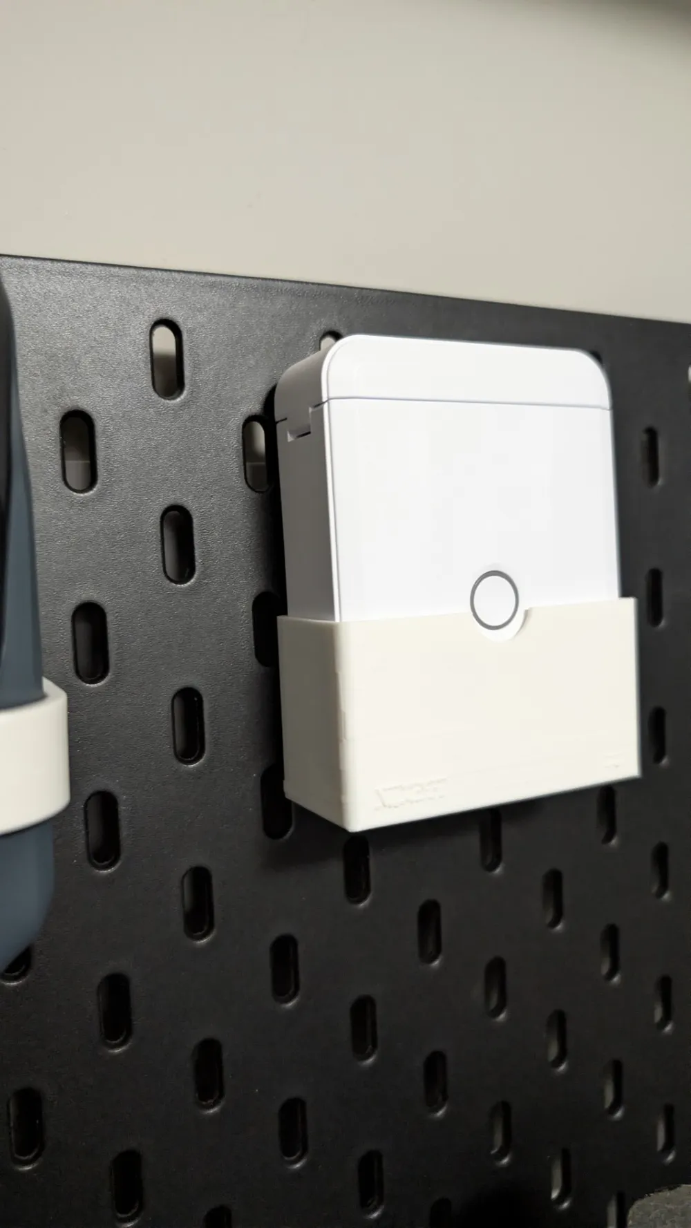 3Dプリント Niimbot D110ラベルプリンター用IKEA Skadisマウント - 無料3Dモデル -MakerWorld