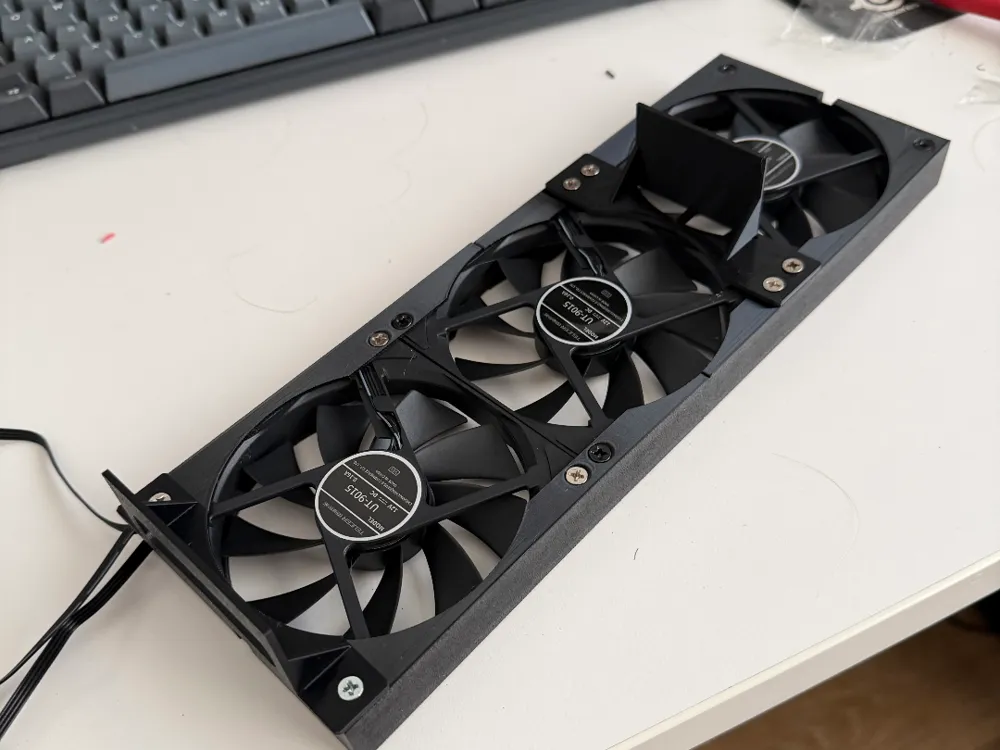 FoxESS KH10 逆变器支架，适用于 3 个 92 毫米风扇 - 免费 3D 打印模型 - MakerWorld