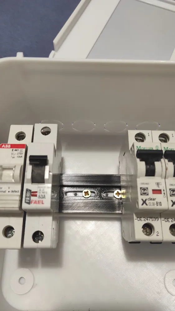 Simple 8-Slot Fuse Box for ES Circuit Breakers - Free 3D Print Model ...