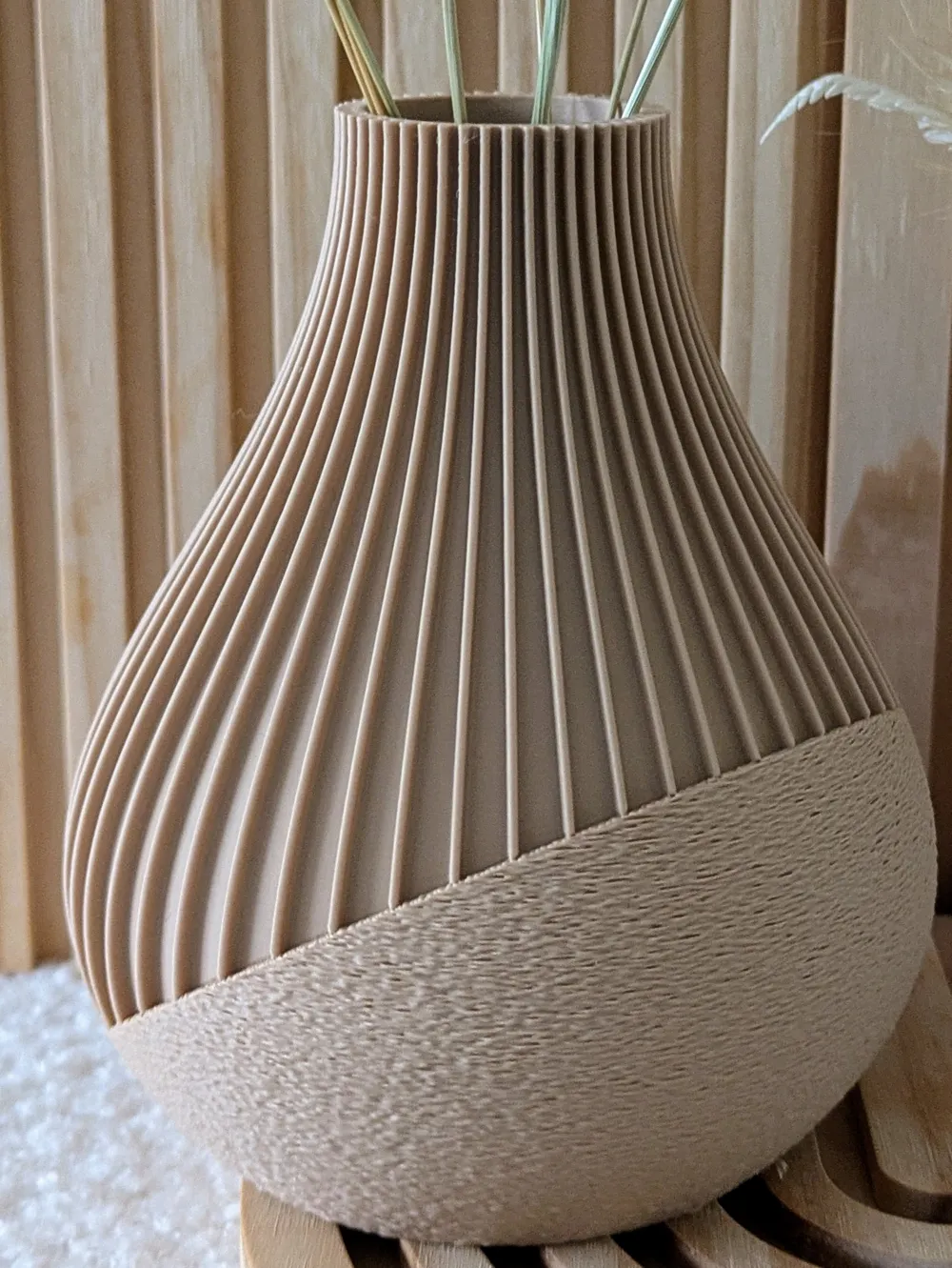 Dual-Texture Modern Vase (Ribbed/Fuzzy) - Free 3D Print Model - MakerWorld