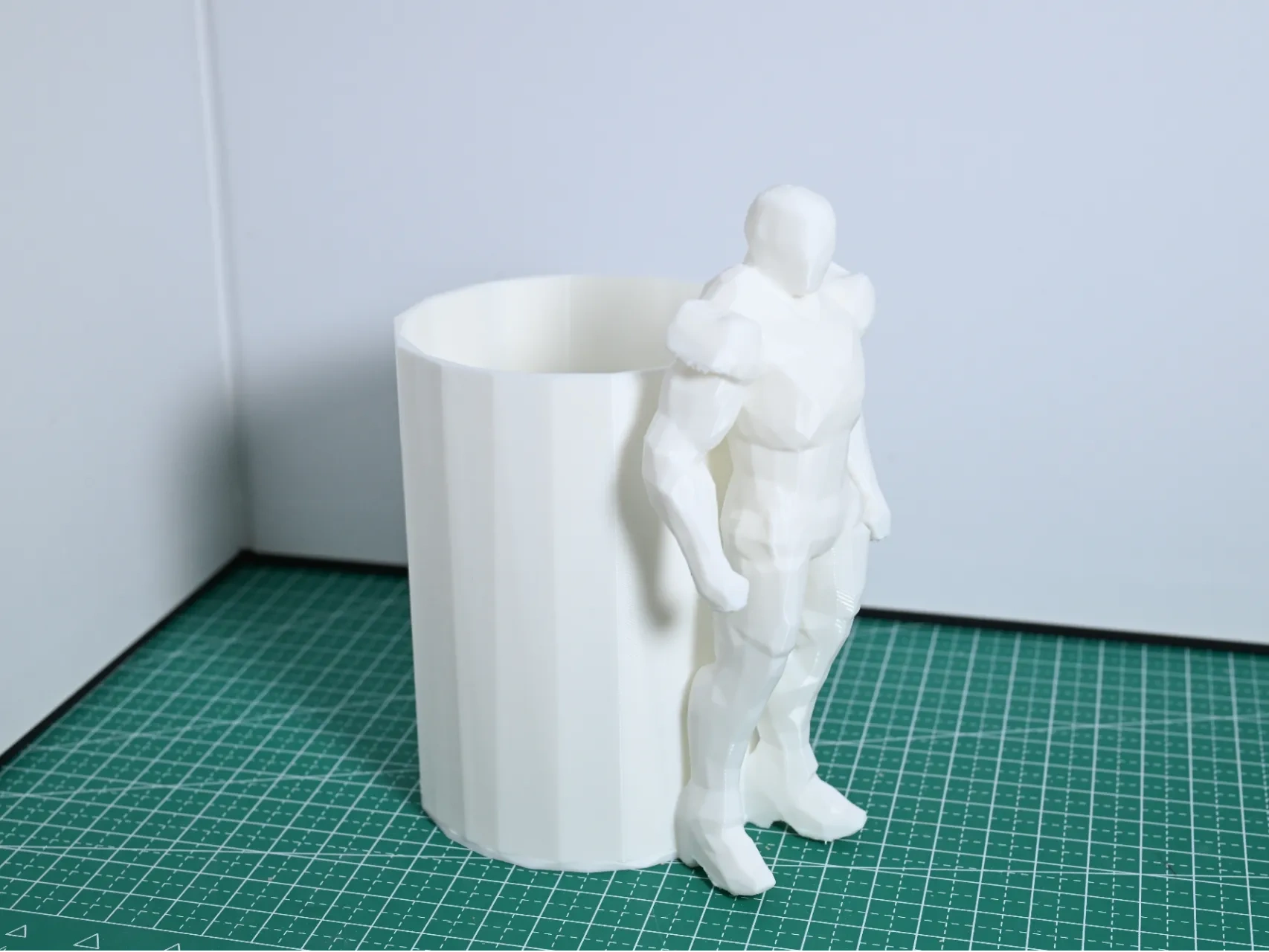 Iron Man Low Poly Pen Holder by 大东 MakerWorld: Download Free 3D Models
