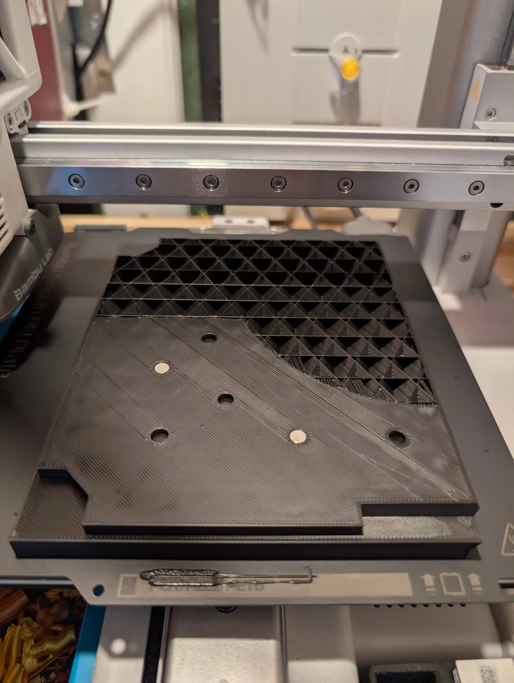 숨겨진 자석이 있는 스쿼드 디스플레이 박스 by Freya MakerWorld: 무료 3D 모델 다운로드