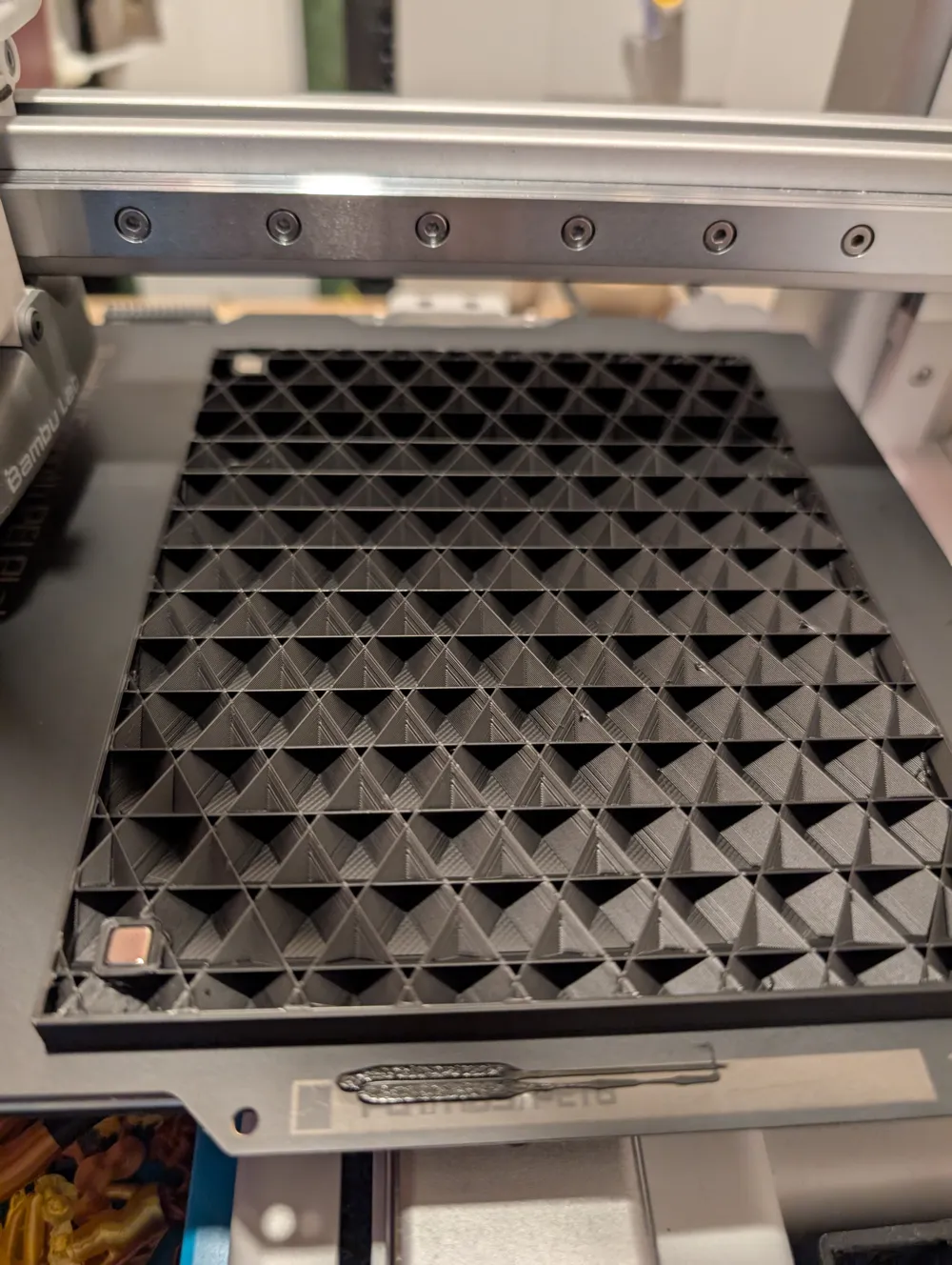 숨겨진 자석이 있는 스쿼드 디스플레이 박스 by Freya MakerWorld: 무료 3D 모델 다운로드