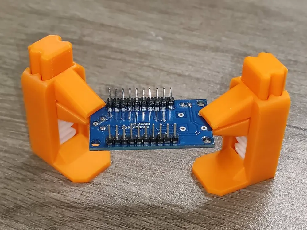 Vertical & Horizontal PCB Soldering Clamp by printChins - MakerWorld