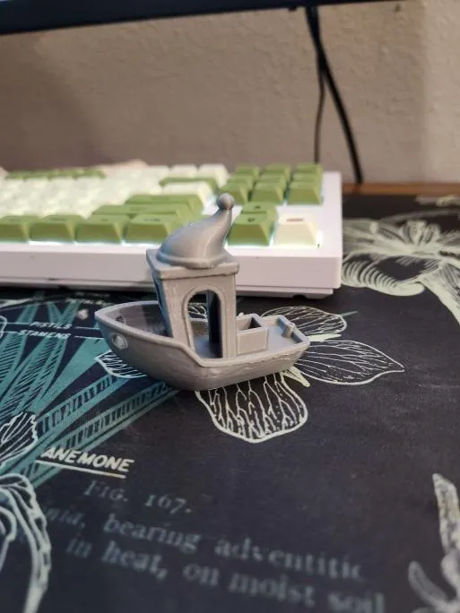 Festive Benchy by LucaDESIGNS - MakerWorld