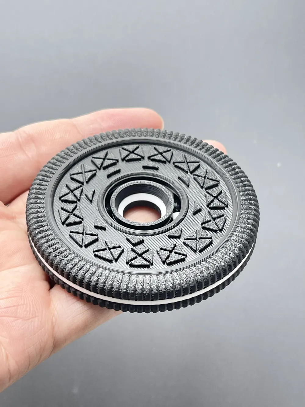 3D Printed Fidget Spinner Dart (Oreo) by 上进的up主 MakerWorld: Download ...
