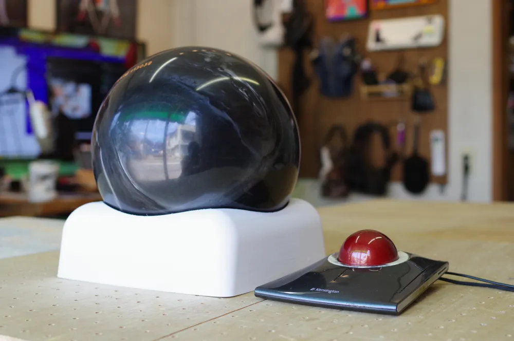 A giant trackball base using a bowling ball by interestor/murasaki ...