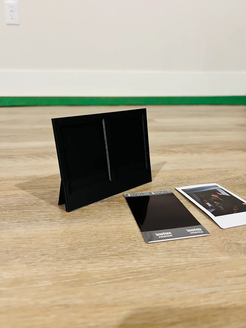 INSTAX Mini Polaroid Frame Stand by ENGINEER3D PRINTS - MakerWorld