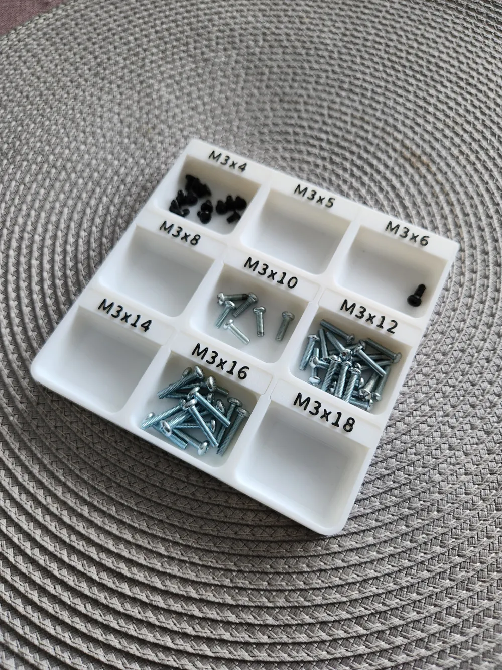 Screw Tray for make my sign by OlleMark - MakerWorld