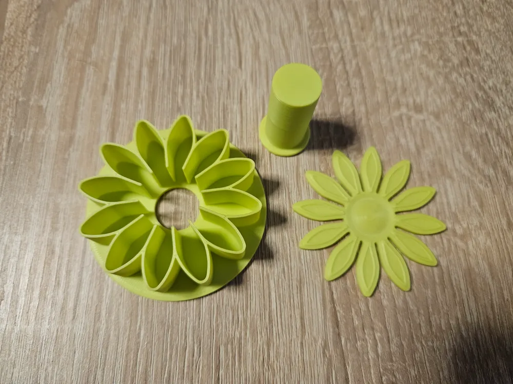 Flower-shaped cookie cutter by Golem671 - MakerWorld