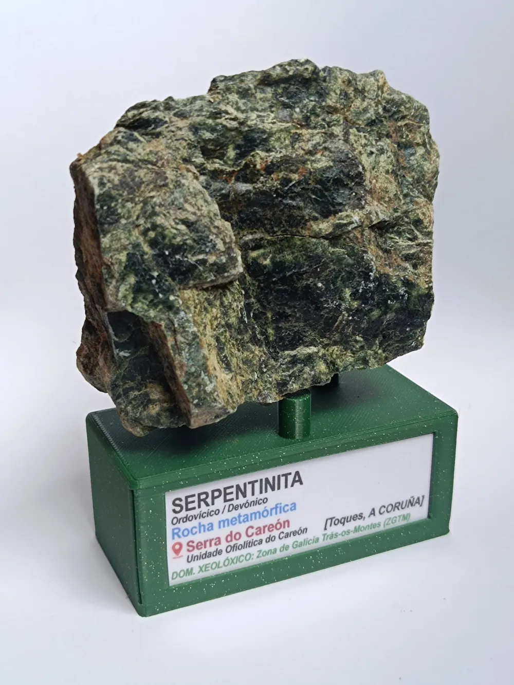 Rock/Mineral Display Case - Free 3D Print Model - MakerWorld