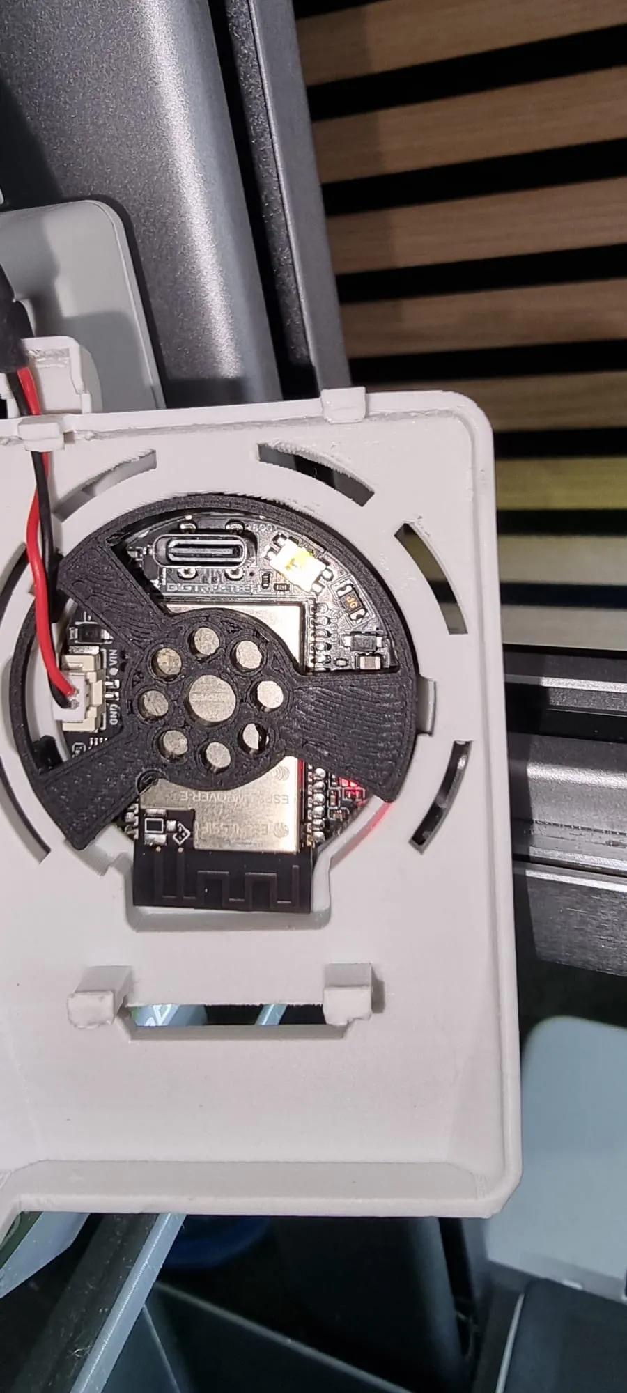 Knomi cover with cable saver and logo Remixed by djferre MakerWorld ...