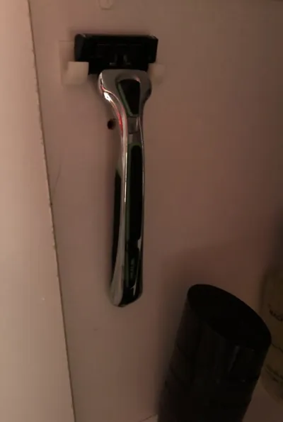 Safety razor holder with room for extra head Remixed by waterV - MakerWorld