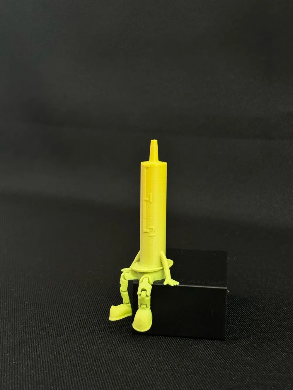 Articulated Flexi Syringe Buddy Gift for Doctor by Ireality MakerWorld: Download Free 3D Models