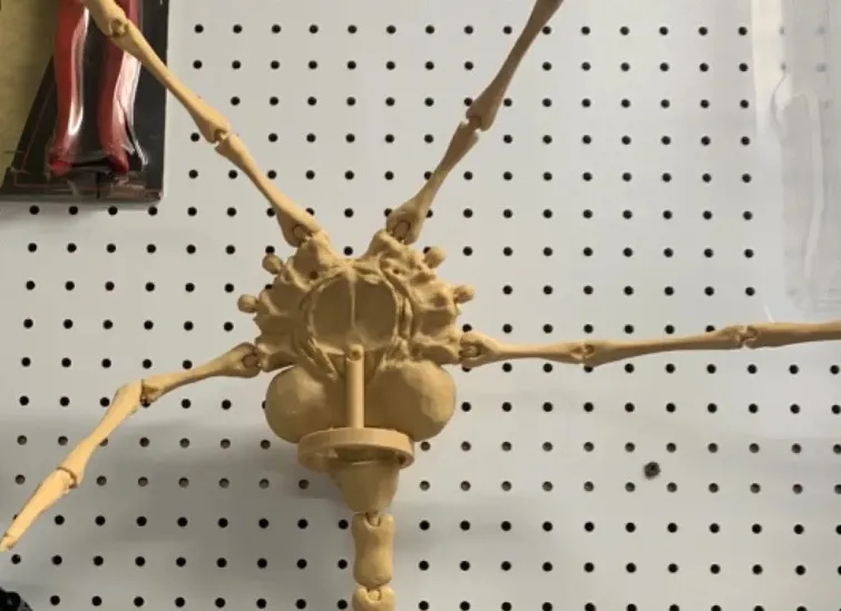 alien face hugger wall mount Remixed by mrmacsmg - MakerWorld