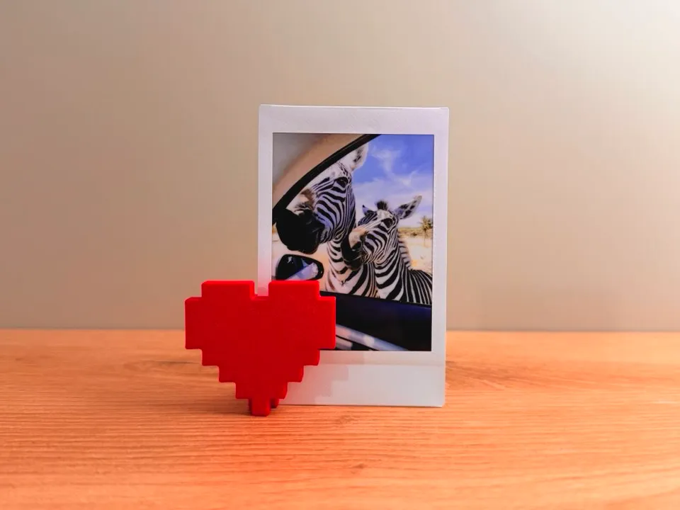 Retro heart photo stand - Free 3D Print Model - MakerWorld