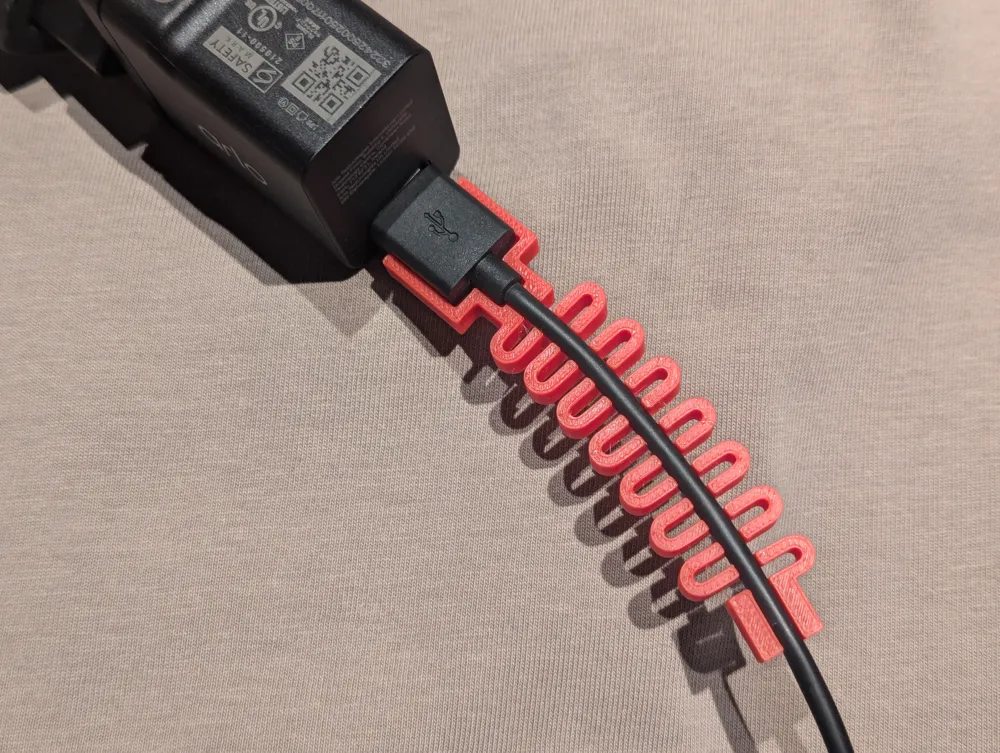 Arlo USB charger strain relief by SyrusDrake - MakerWorld
