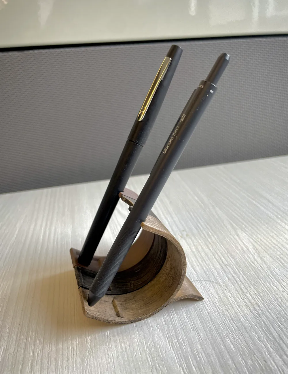 Wood-Like Standup Pen Display - Free 3D Print Model - MakerWorld