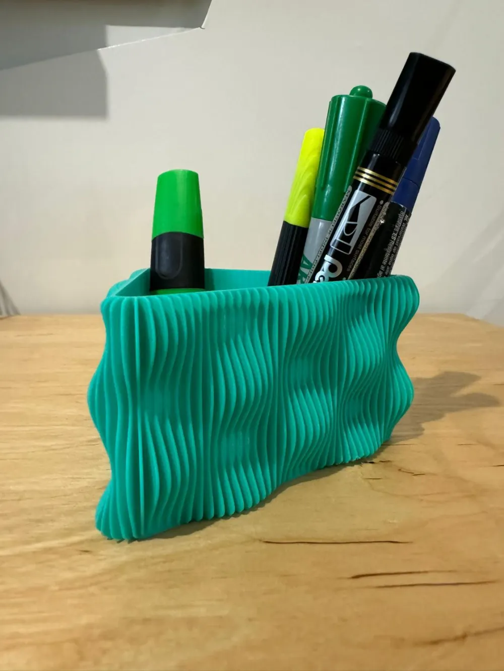 Modern ribbed pyramid pen holder by Print3Diy - MakerWorld