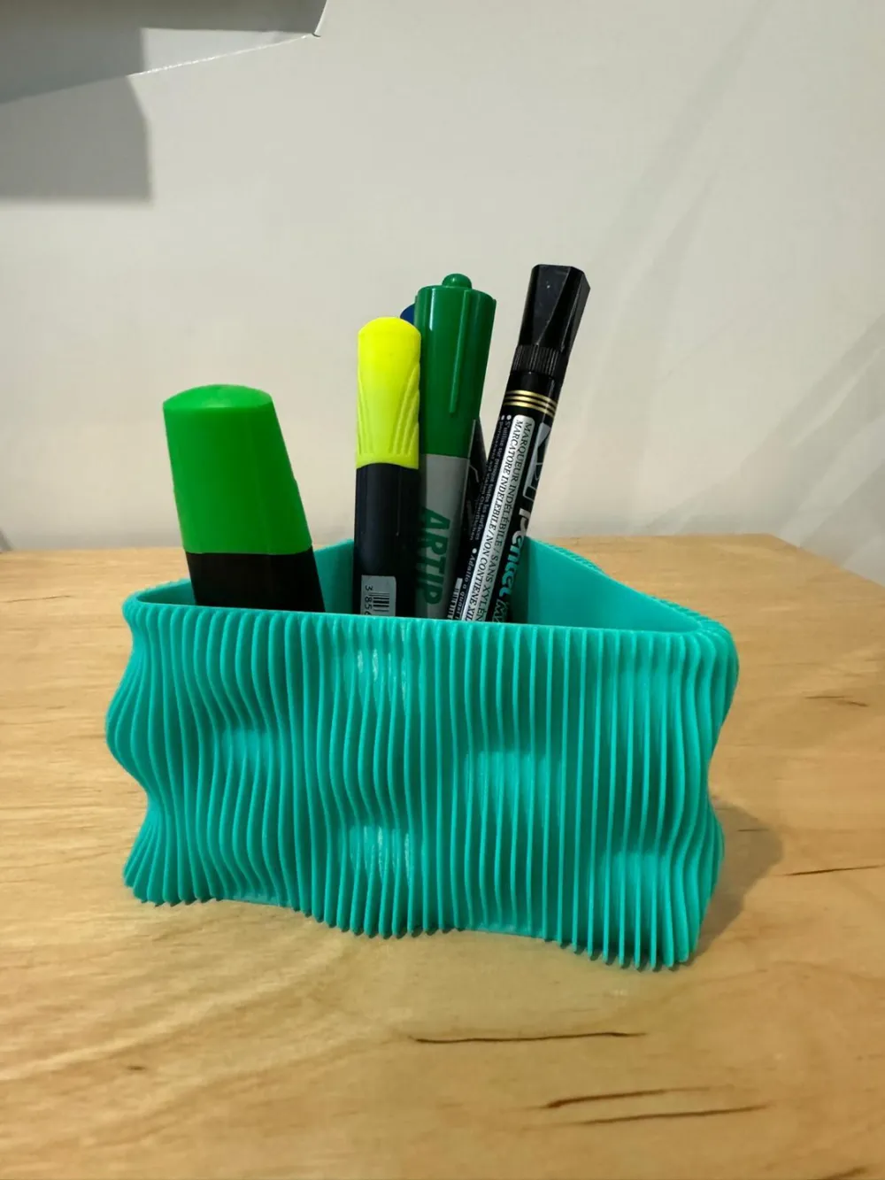 Modern ribbed pyramid pen holder by Print3Diy - MakerWorld