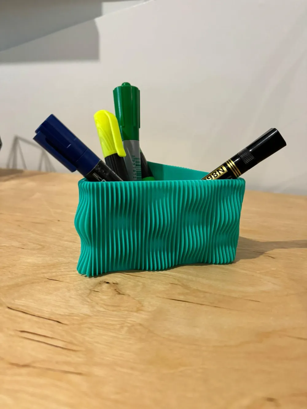 Modern ribbed pyramid pen holder by Print3Diy - MakerWorld